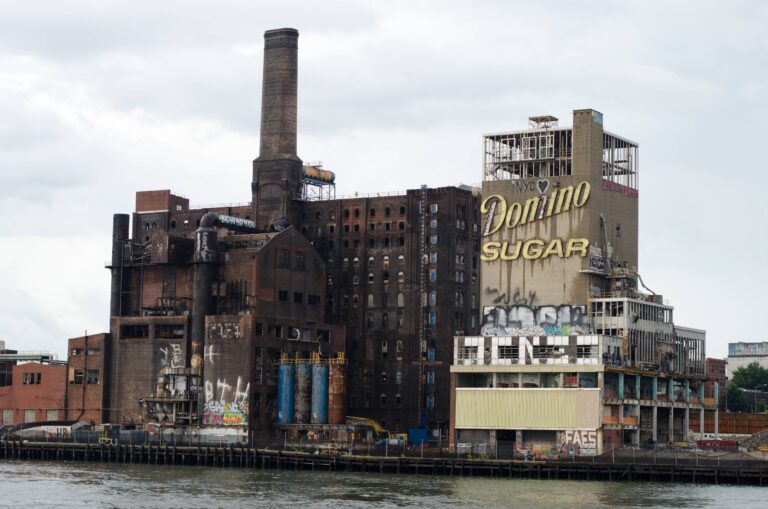 Behind the Domino Sign: The Story of Brooklyn's Bittersweet Empire ...